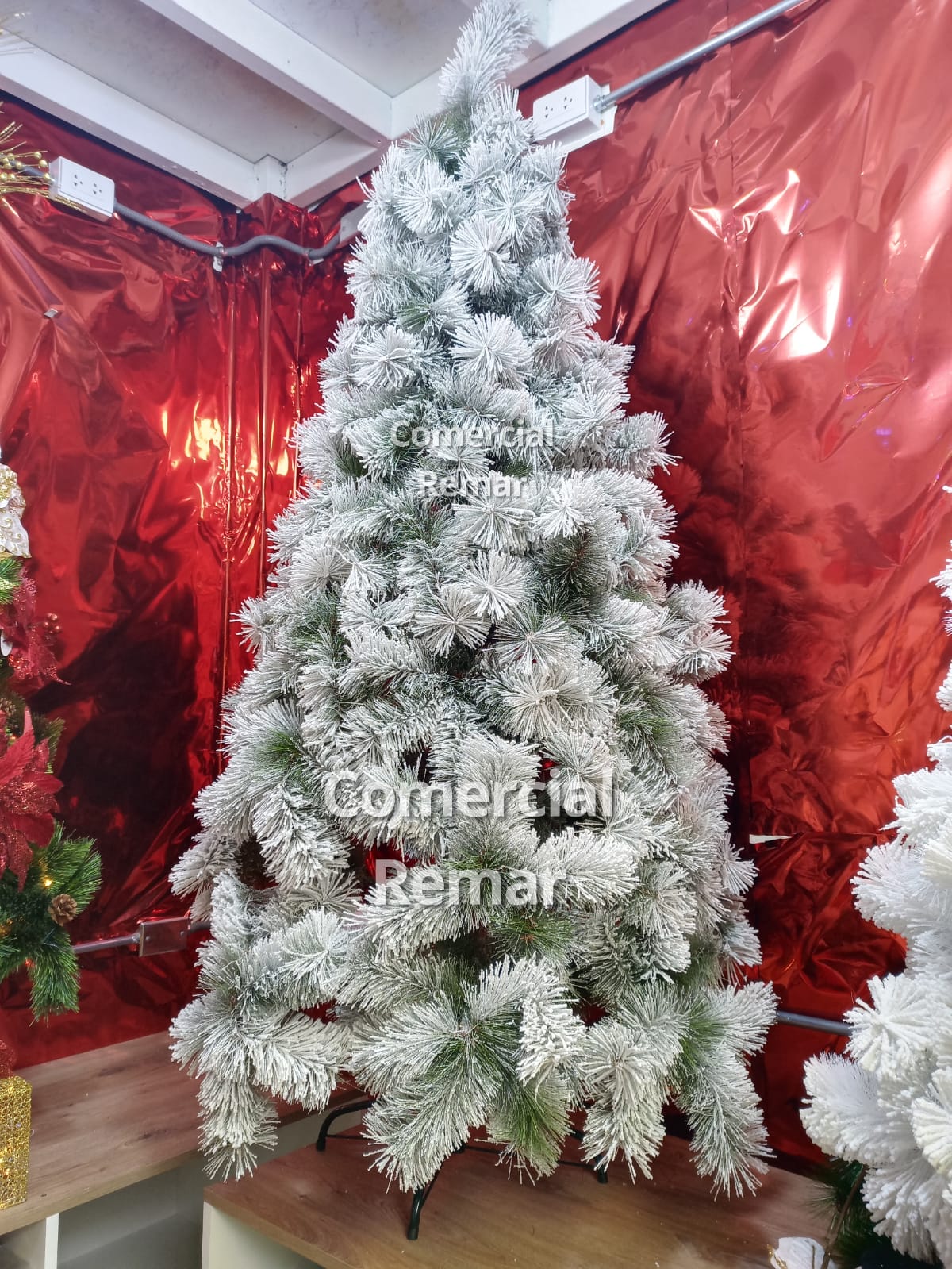 Árbol de Navidad Pino Verde Nevado Coposo – Comercial REMAR